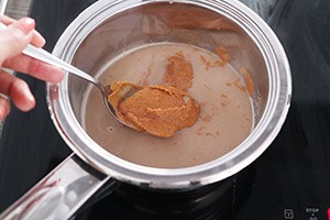 Kip met zelfgemaakte satésaus, boontjes en friet - LeukeRecepten