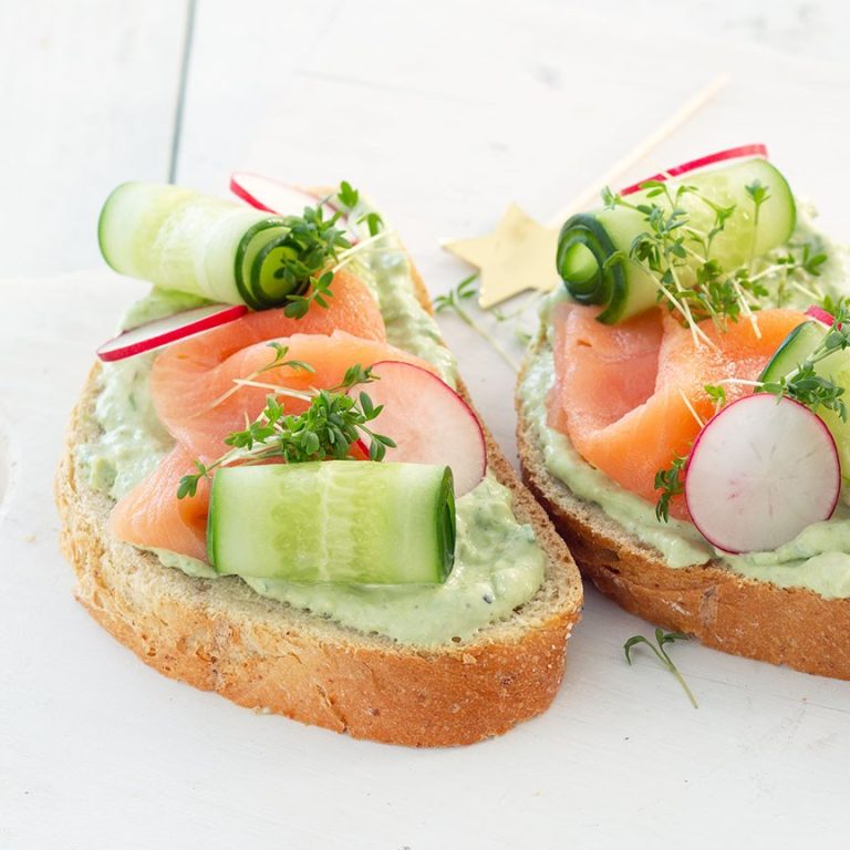 Toast met zalm en avocado spread - Leuke Recepten