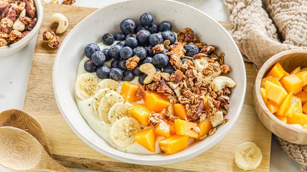 Yoghurt met fruit ontbijt - Zomers fruit en granola - LeukeRecepten