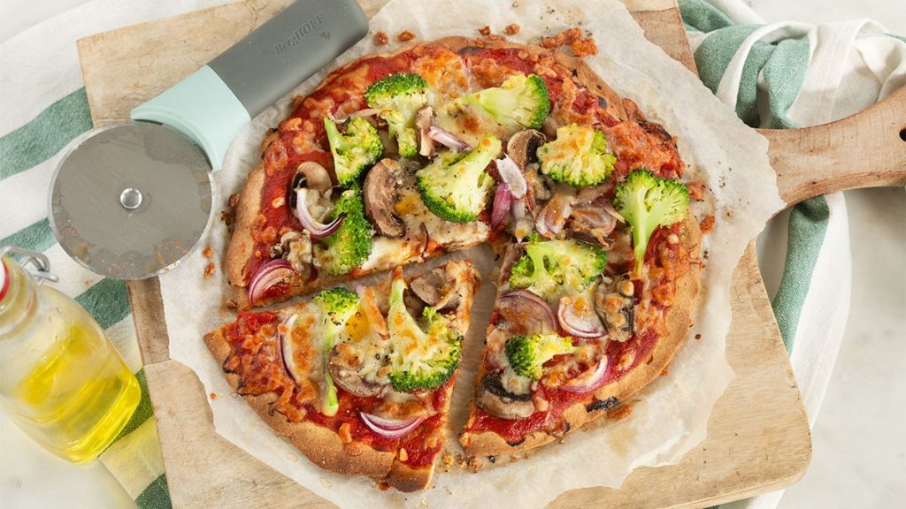 Pizza pesto - Met mozzarella en tomaat - Leuke Recepten